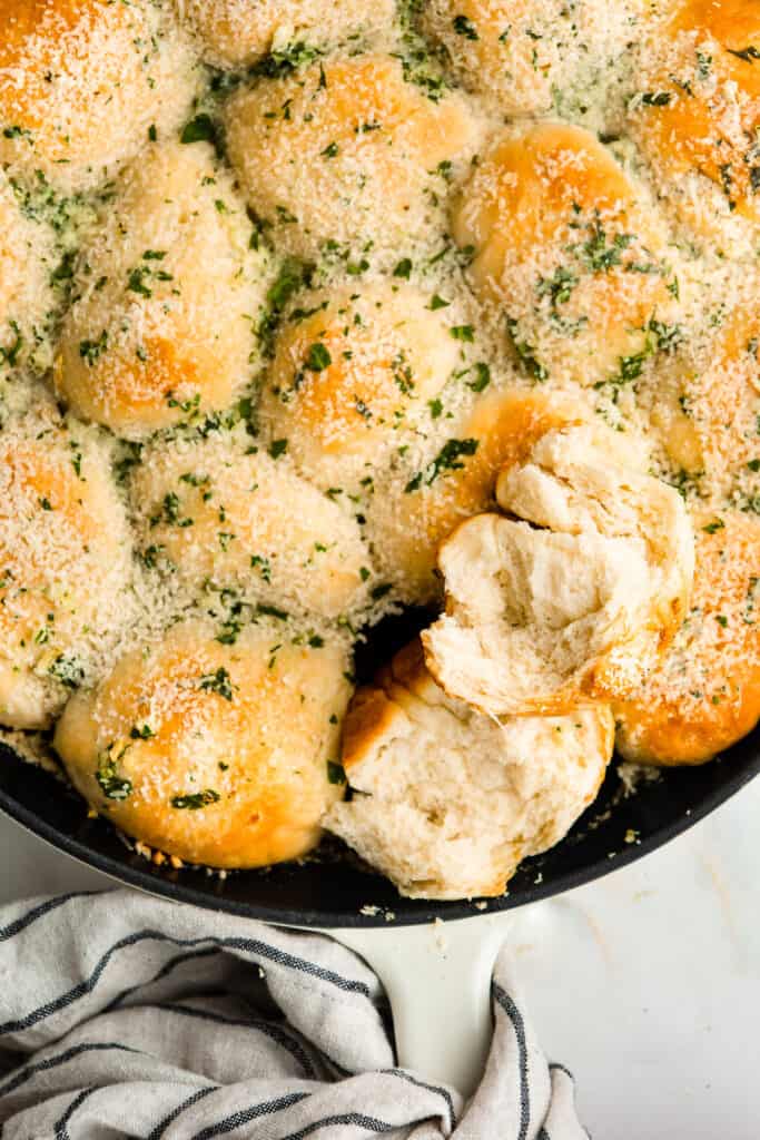 Garlic Parmesan Skillet Rolls {Yeast Dough!} – The Sassy Foodie