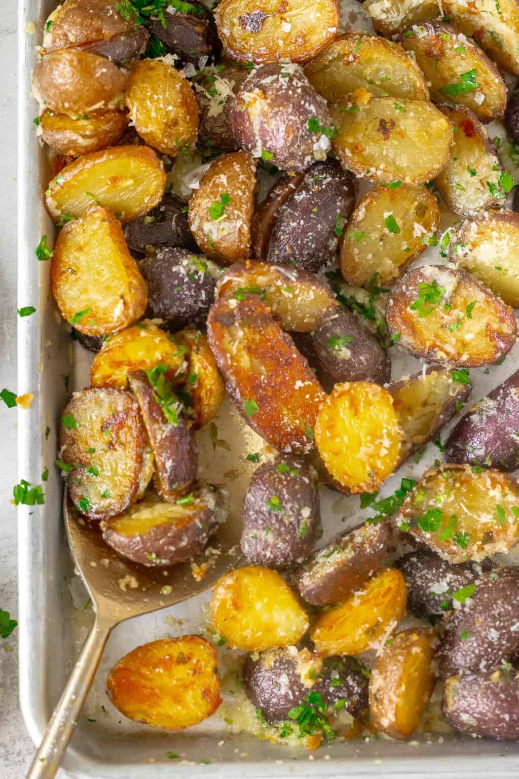 Garlic Butter Roasted Potatoes – The Sassy Foodie